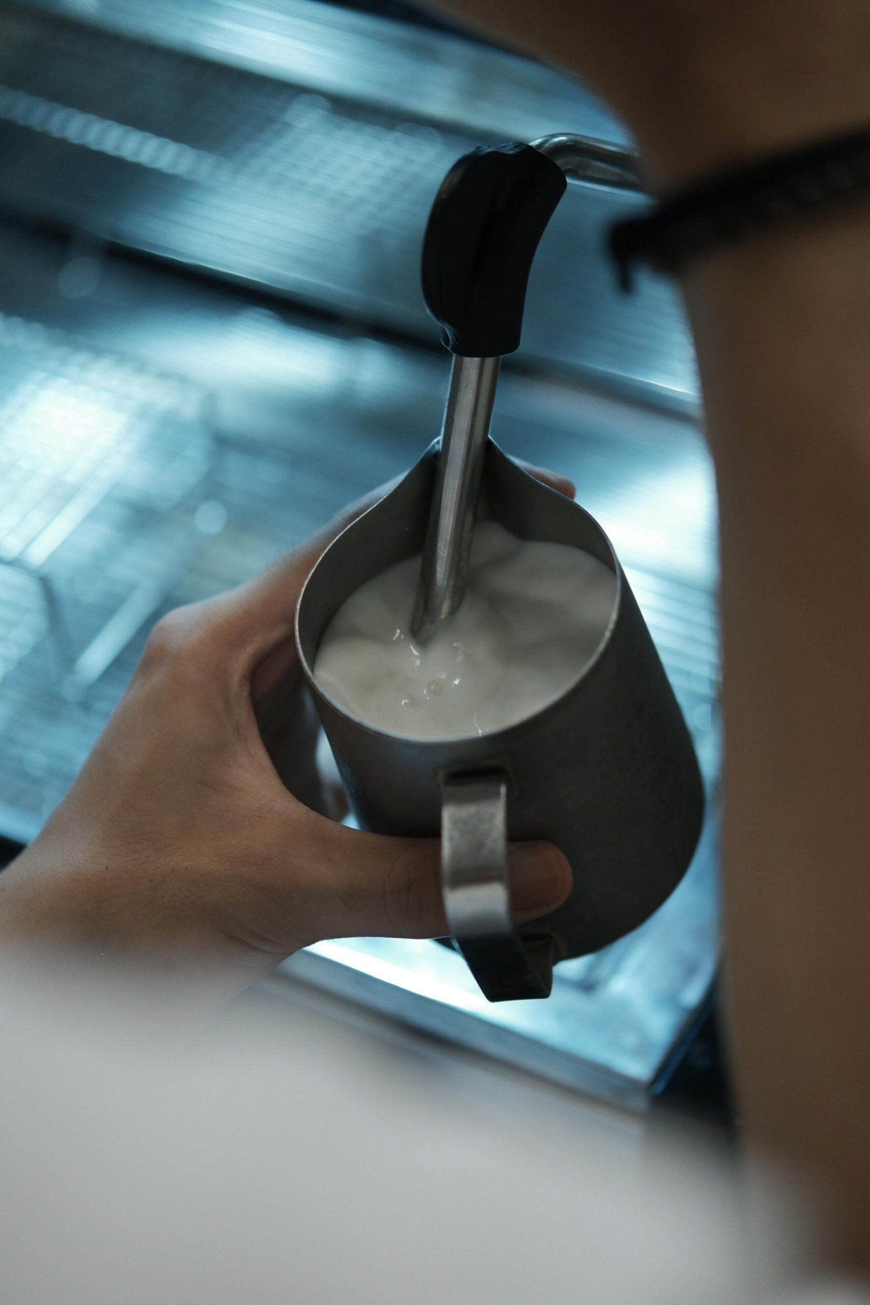 How to Make a Latte Without a Machine: An Easy Guide